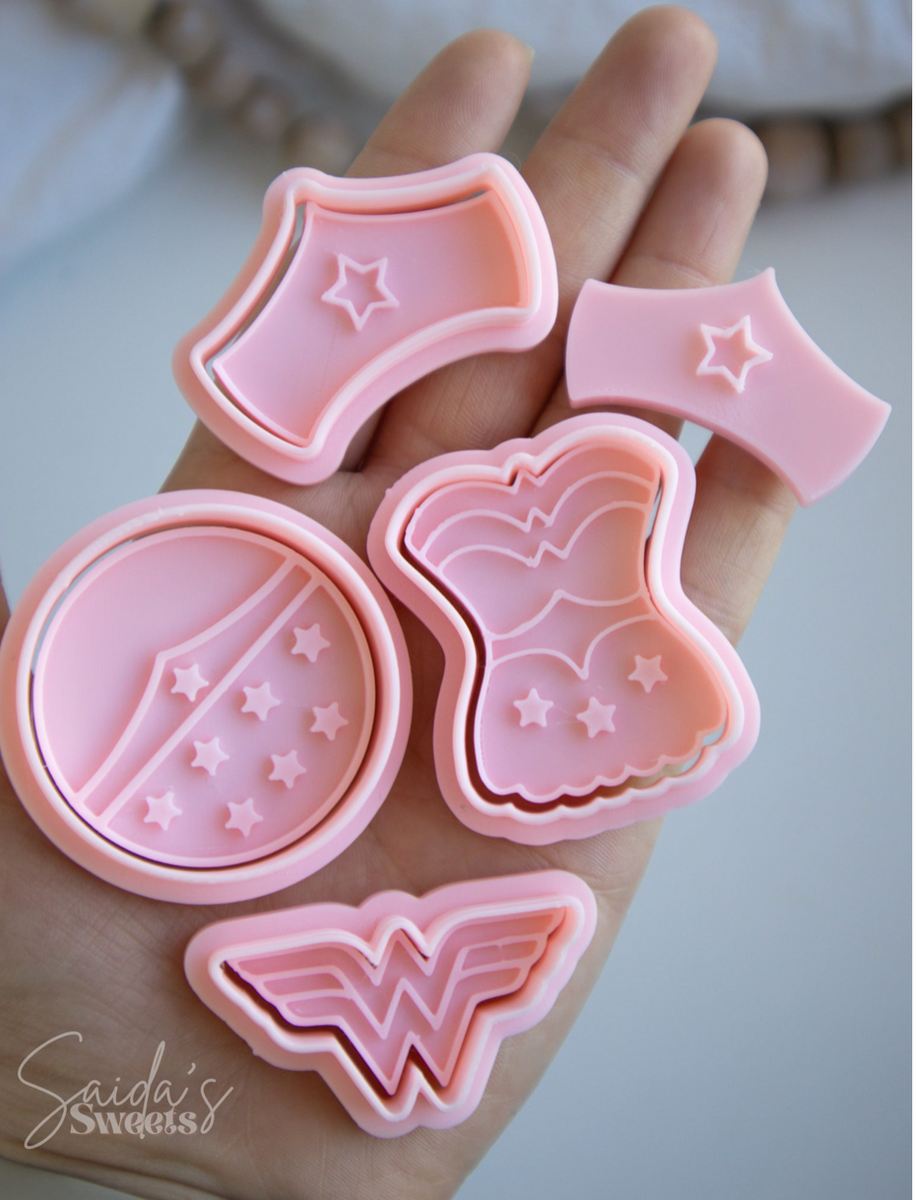 WONDER WOMAN EMBOSSER SET BY SAIDAS SWEETS – ItWasAllADreamShop